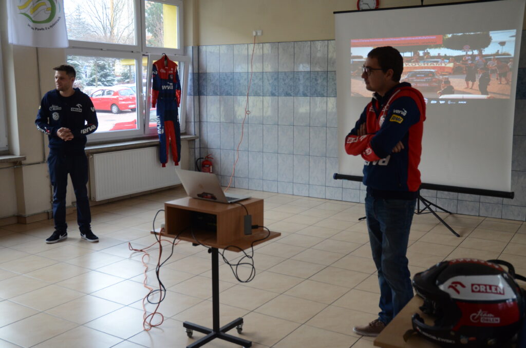 Załoga Orlen Team w Szkole Podstawowej nr 3 - myslenicka24.pl